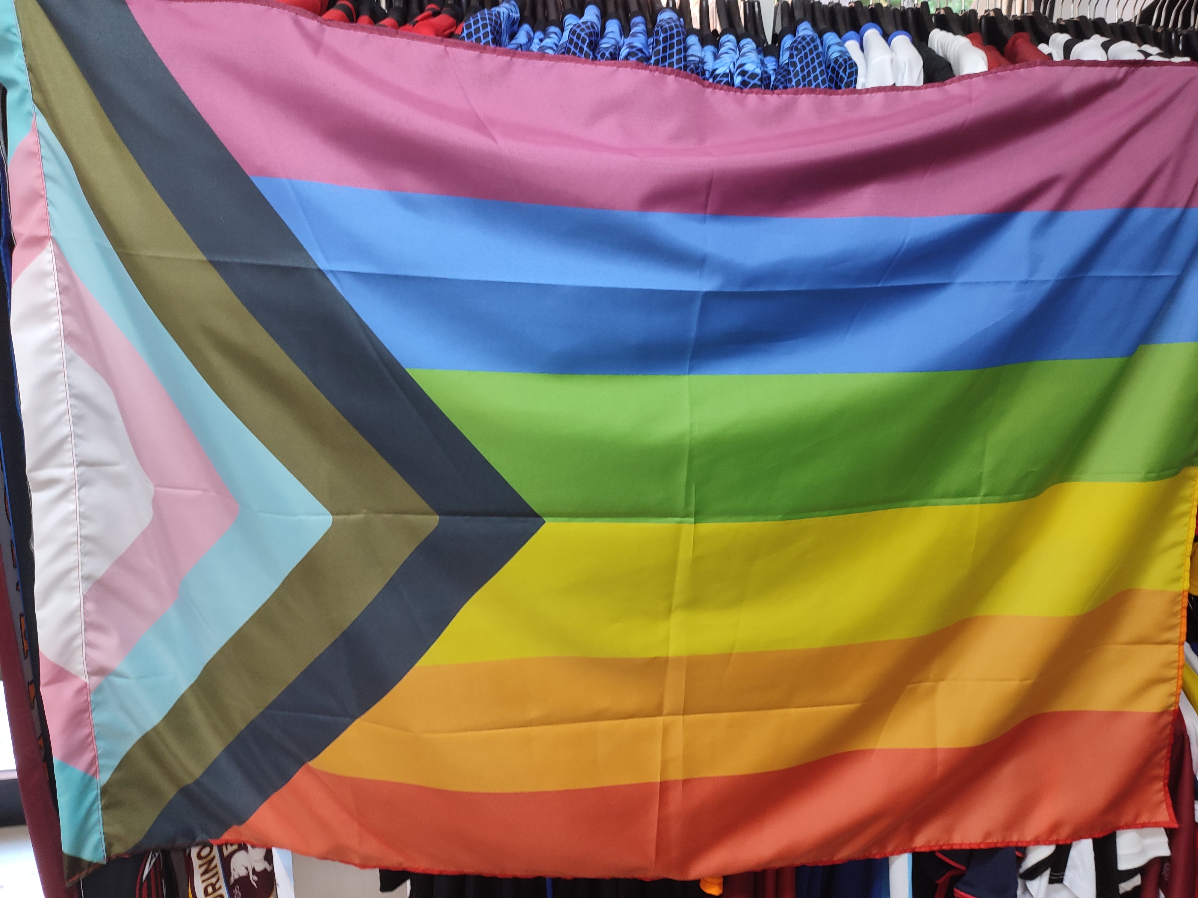 Bandiera Pride Arcobaleno – Il Distintivo Pesaro